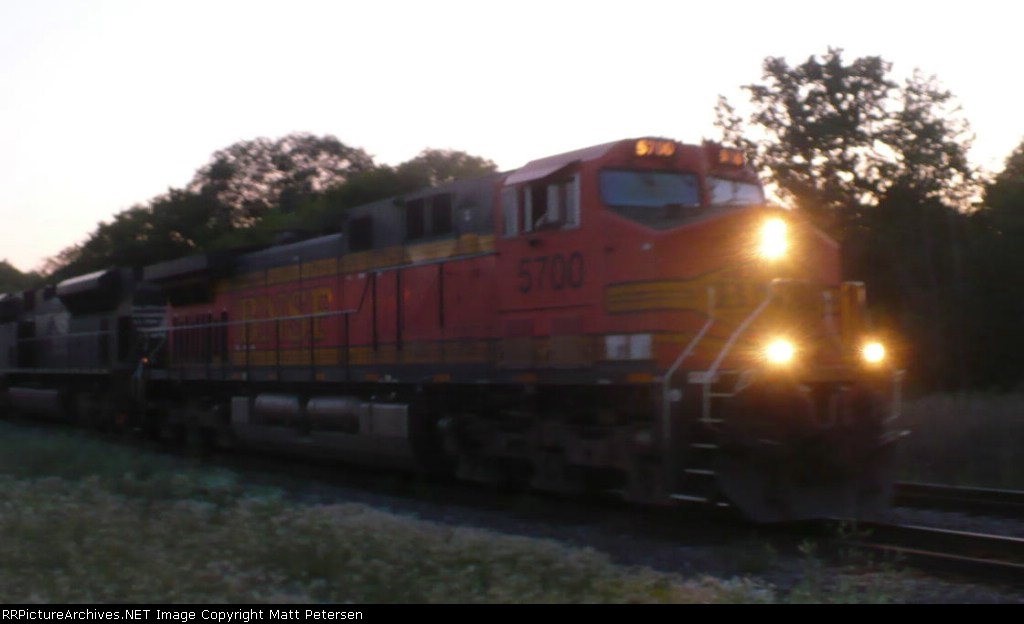 BNSF 5700